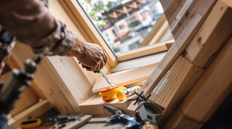 Prix d'un velux 114x118 posé : découvrez les tarifs et astuces
